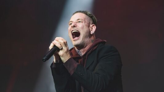Corey Taylor e Bad Omens lançam cover de "Dust In The Wind", do Kansas ...